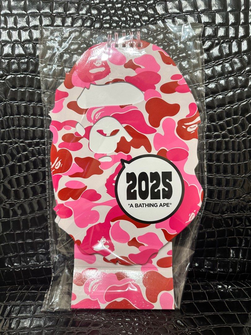A BATHING APE 2025 蛇年日曆月曆年曆 AAPE calendar, 名牌, 飾物及配件 - Carousell