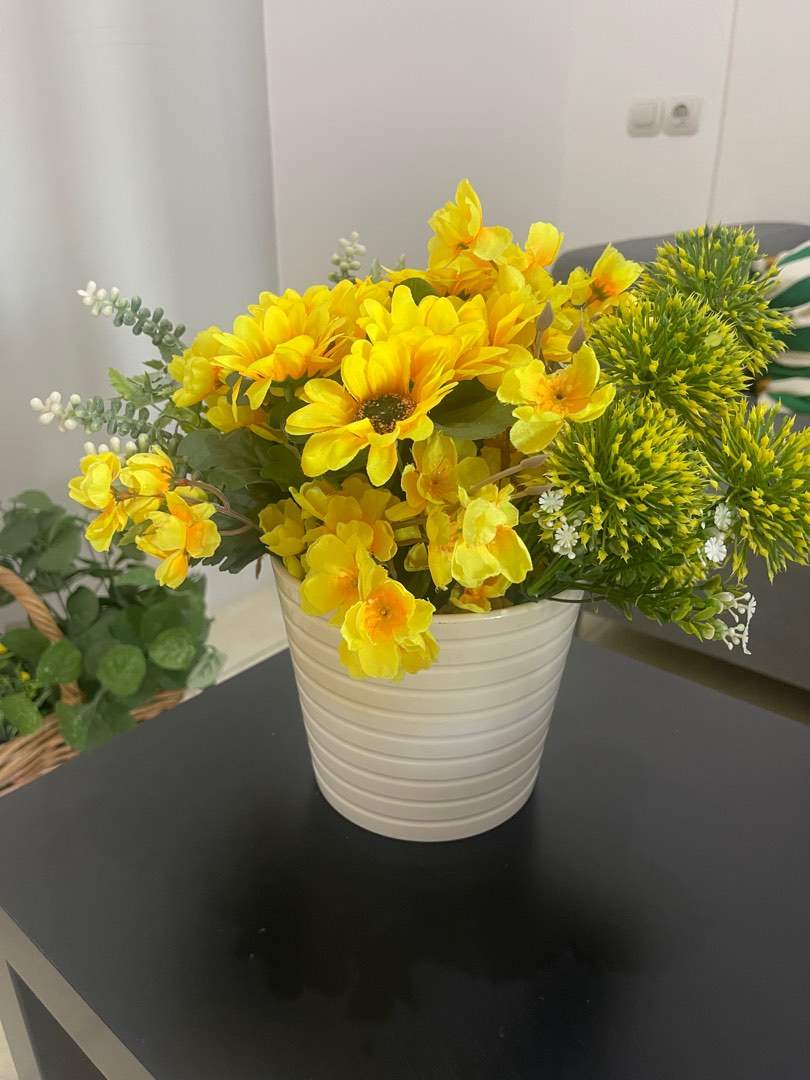 Pot keramik putih IKEA beserta bunga matahari artificial, Perabotan ...