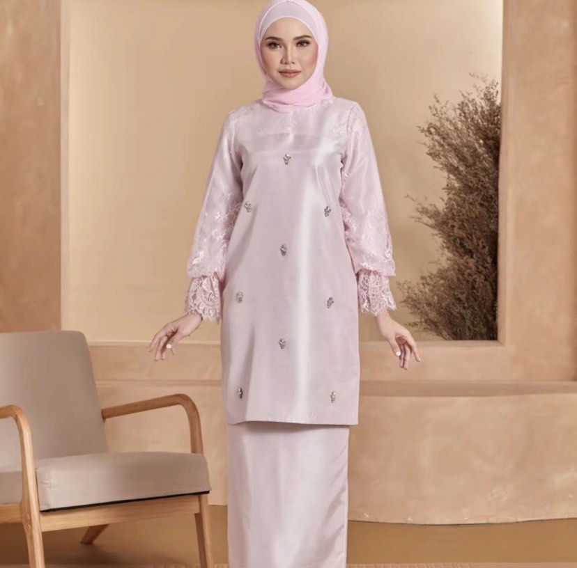 Qaamnie Iris Kurung (Baby Pink), Women's Fashion, Muslimah Fashion ...