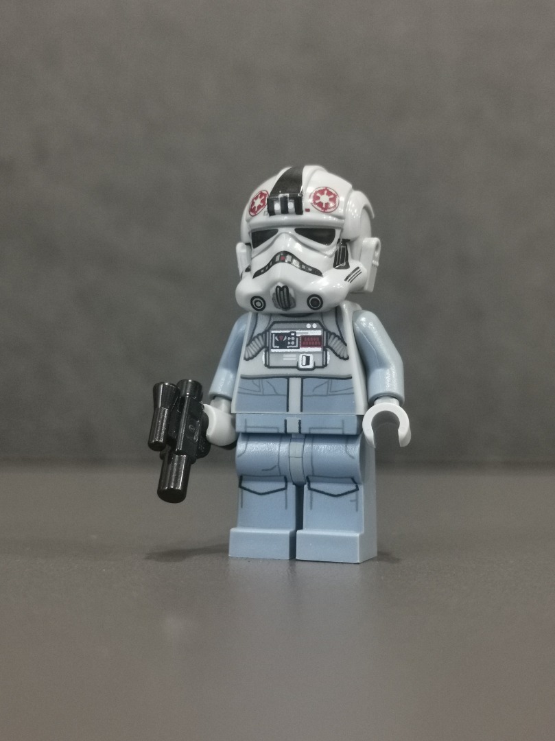 LEGO STAR WARS SW0581: AT-AT Driver Minifigure - Dark Red Imperial Logo ...