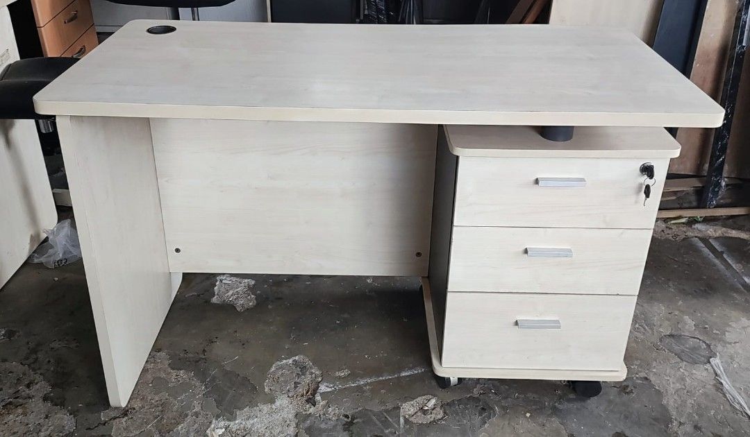 Meja Kantor informa, Barang Yang Dicari di Carousell