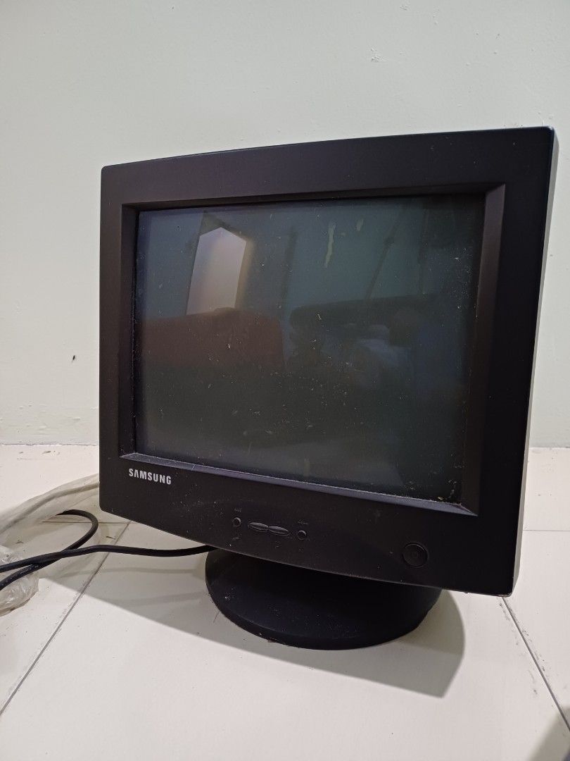 Monitor pc lama, TV & Home Appliances, TV & Entertainment, TV on Carousell