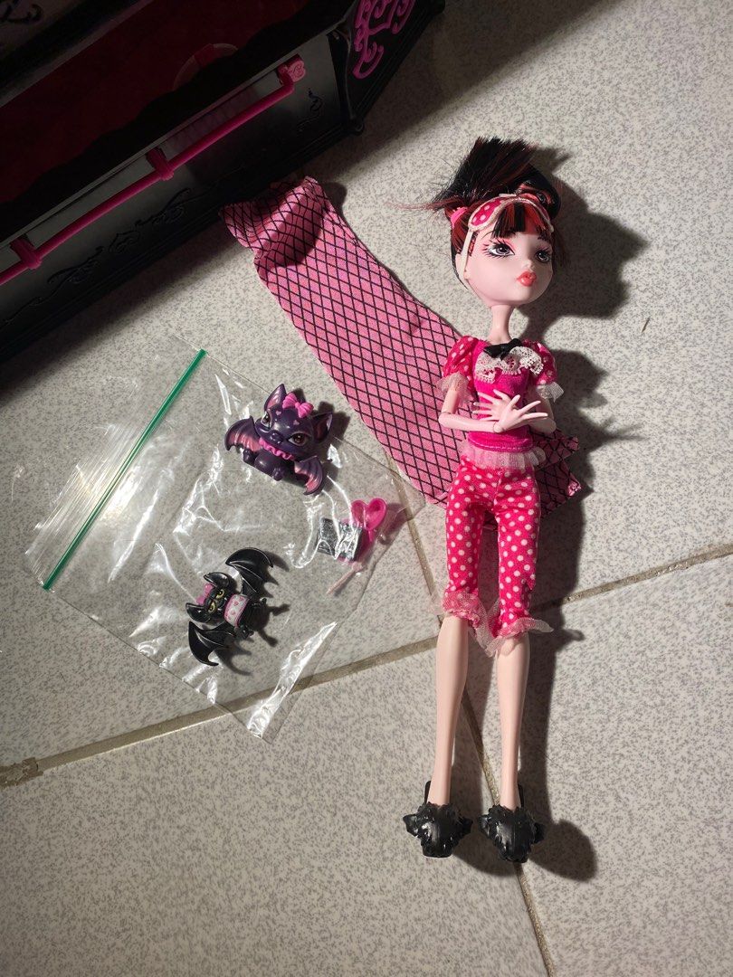 Monster High - Draculaura Drop Dead Tired Doll SET, Hobbies & Toys ...