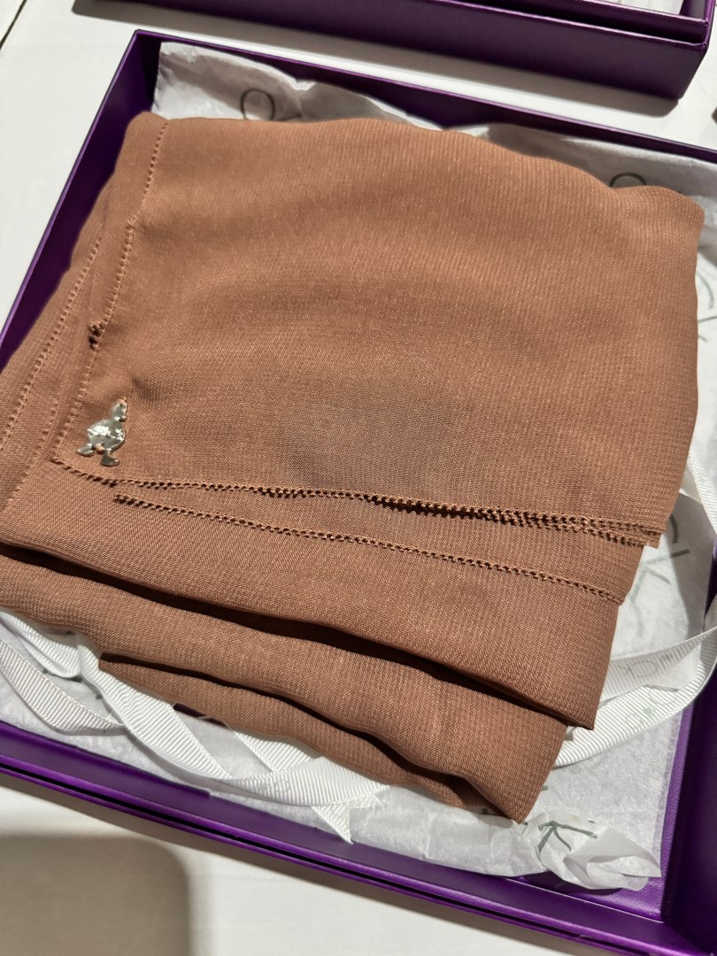 Duck scarves bawak, Women's Fashion, Muslimah Fashion, Hijabs on Carousell