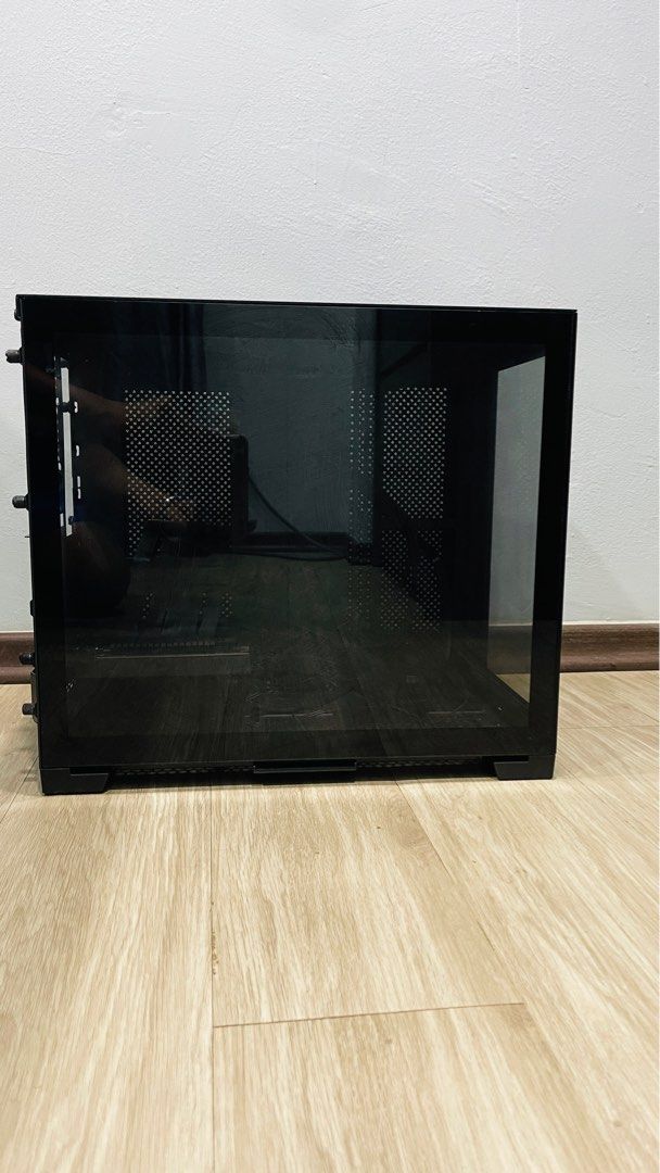 Lian Li 011 Dynamic Mini & Lian Li Vertical GPU Bracket, Computers ...