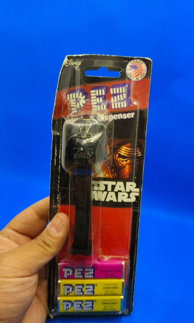 Pez figures with candy and card star wars, minions, SpongeBob, Phineas ...