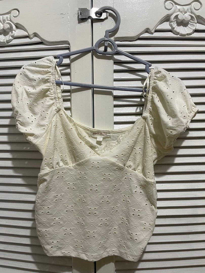 V Neck puff sleeve Ivory Top, Women's Fashion, Tops, Blouses on Carousell