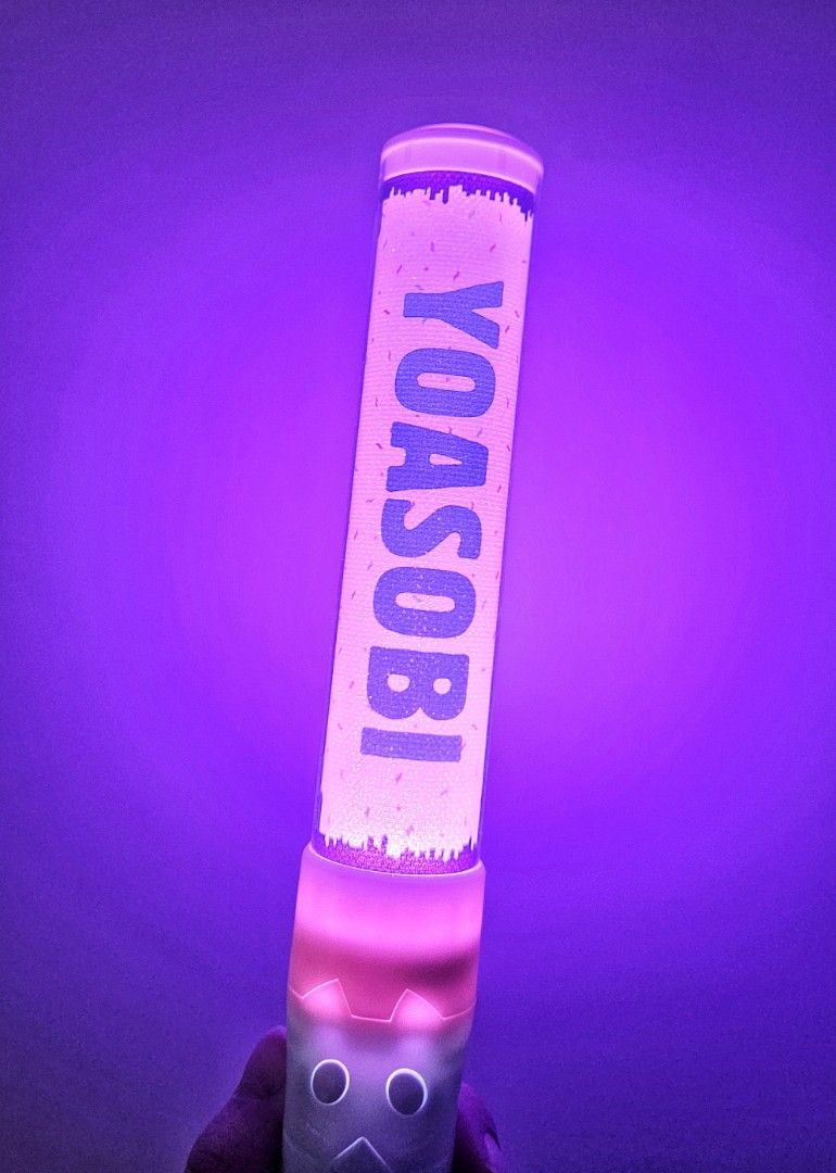 (截單18/12) YOASOBI 2024 HK 演唱會 PENLIGHT 應援手燈 【自製】, 興趣及遊戲, 收藏品及紀念品, 明星周邊 - Carousell