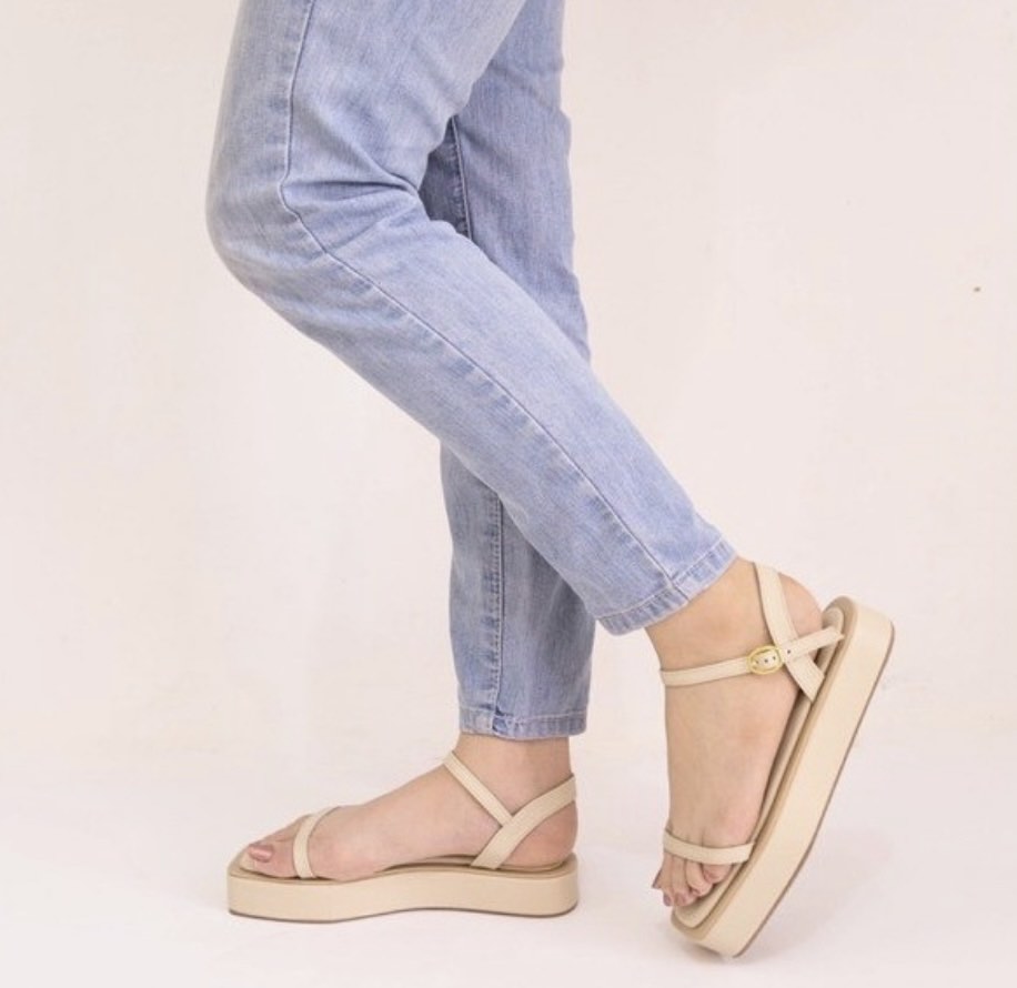 Criza Sandals (Black and White), Women's Fashion, Footwear, Flats ...