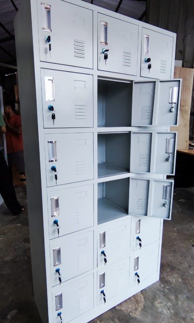 Locker besi pintu 18, Barang Yang Dicari di Carousell