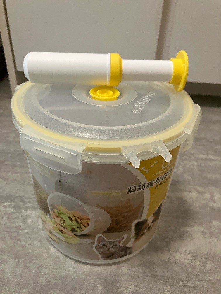 Vacuum sealed 3.6L pet food kibble Tupperware container, Pet Supplies ...