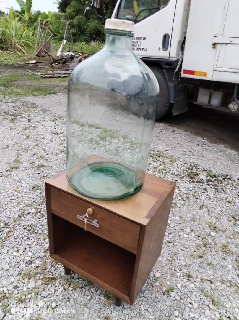 botol kaca besar antik, Hobbies & Toys, Collectibles & Memorabilia ...