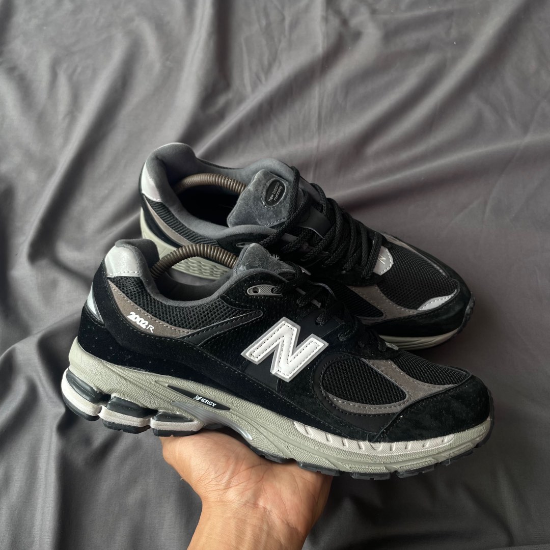 New balance 2002r, Fesyen Pria, Sepatu , Sneakers di Carousell