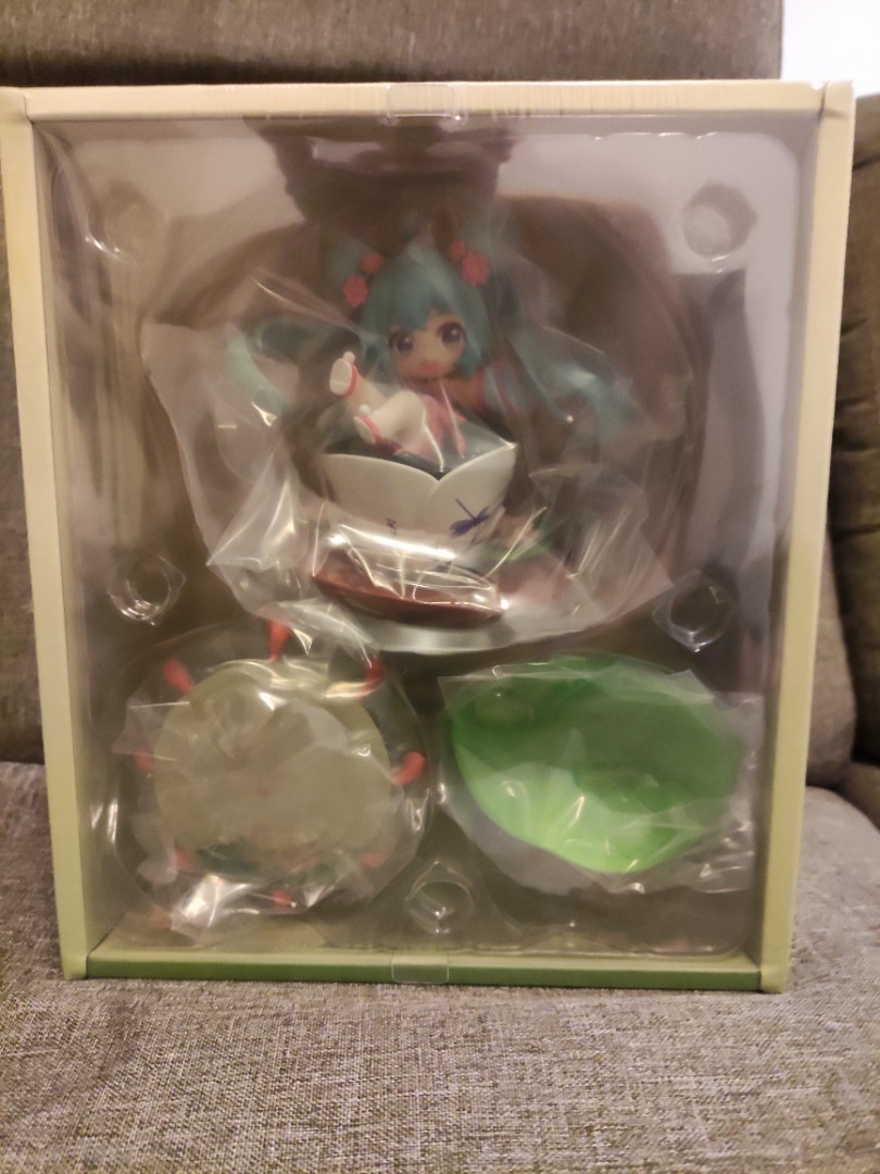 Hatsune Miku Playing in the Lotus Pond Q Version, Hobbies & Toys, Toys ...