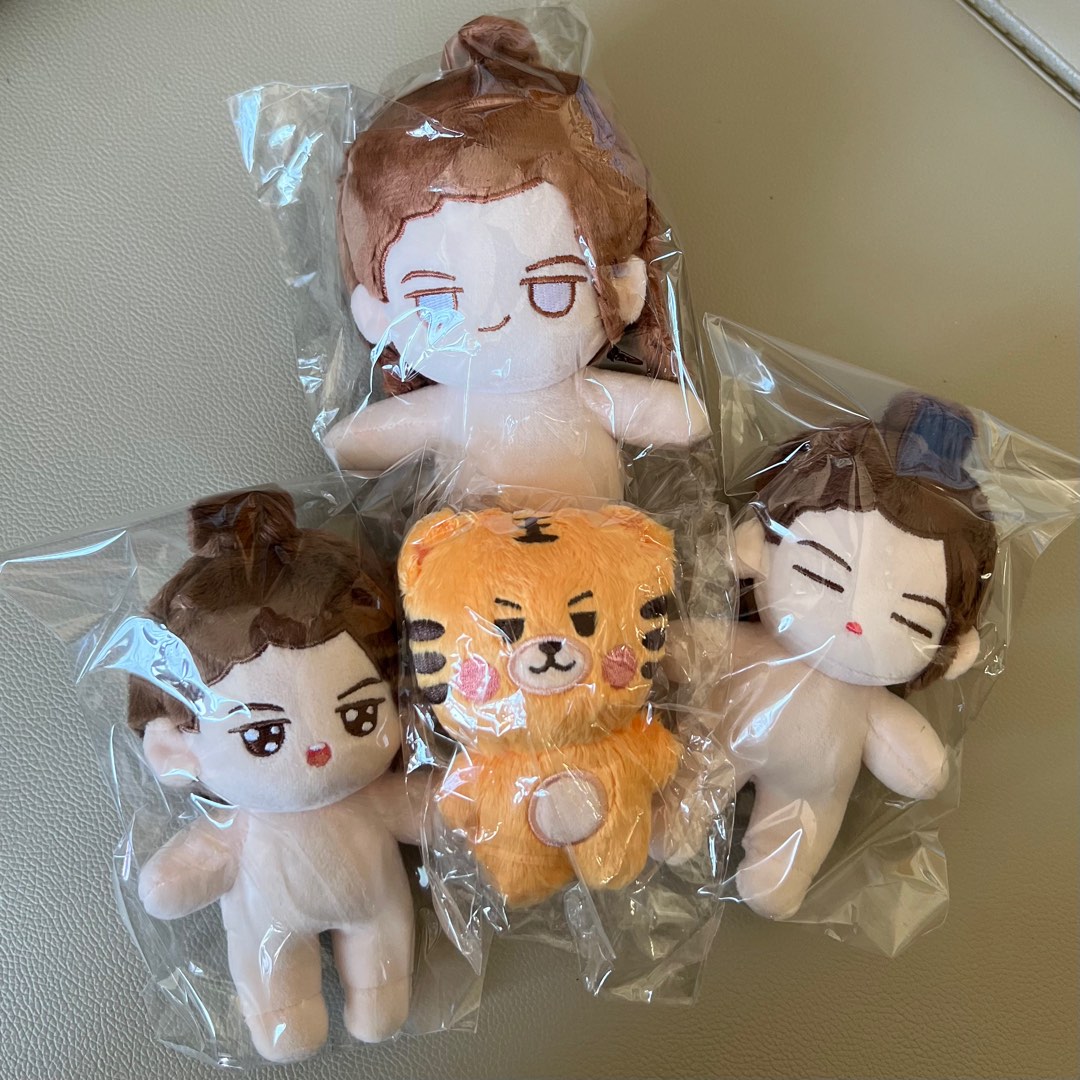 【代放】MIRROR Tiger Yau 邱傲然 虎b公仔 娃, 興趣及遊戲, 玩具 & 遊戲類 - Carousell