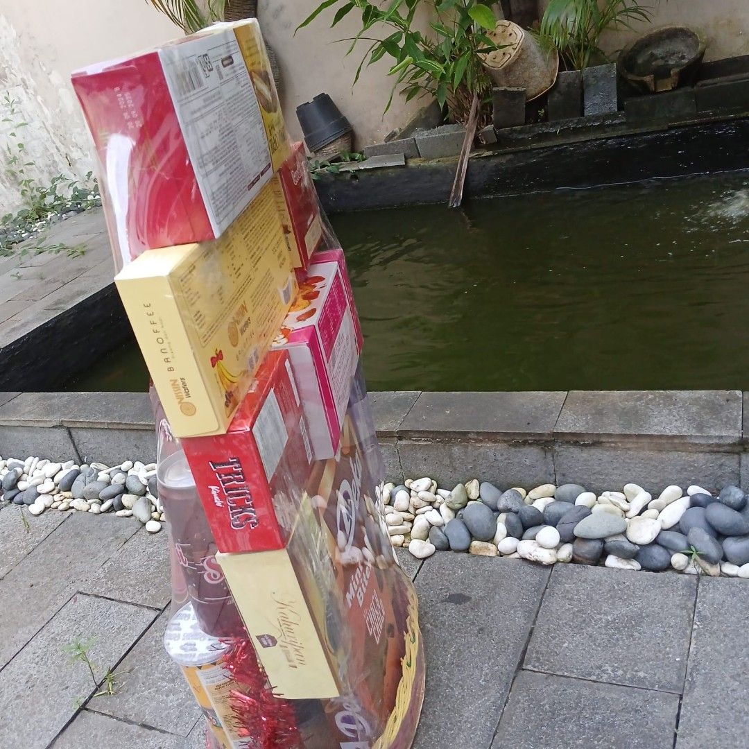 NEW parcel natalan dan tahun baru snack hampers syrup chocopie good day ...