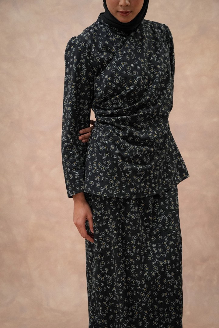 Whimsigirl Ines Wrap Set in Black, Women's Fashion, Muslimah Fashion ...