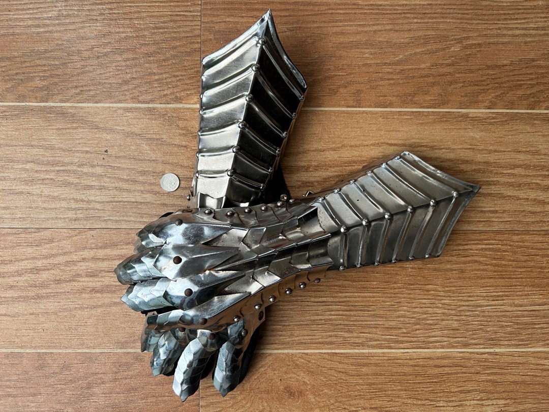 Armour gauntlet glove in metal with protection inside, Hobbies & Toys ...