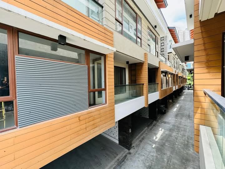 >>40.5M 5 BR Inner unit Townhouse for sale with Elevator In Gil Puyat ...