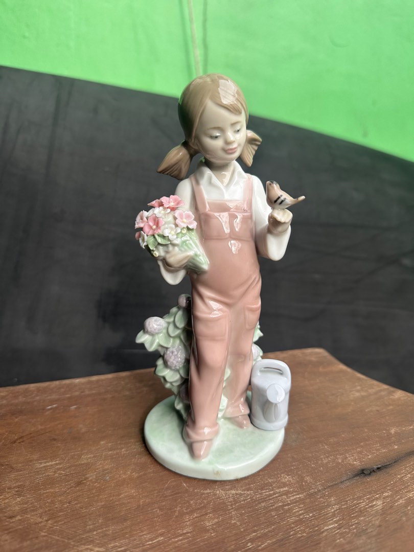 Lladro girl, Hobbies & Toys, Memorabilia & Collectibles, Vintage Collectibles on Carousell