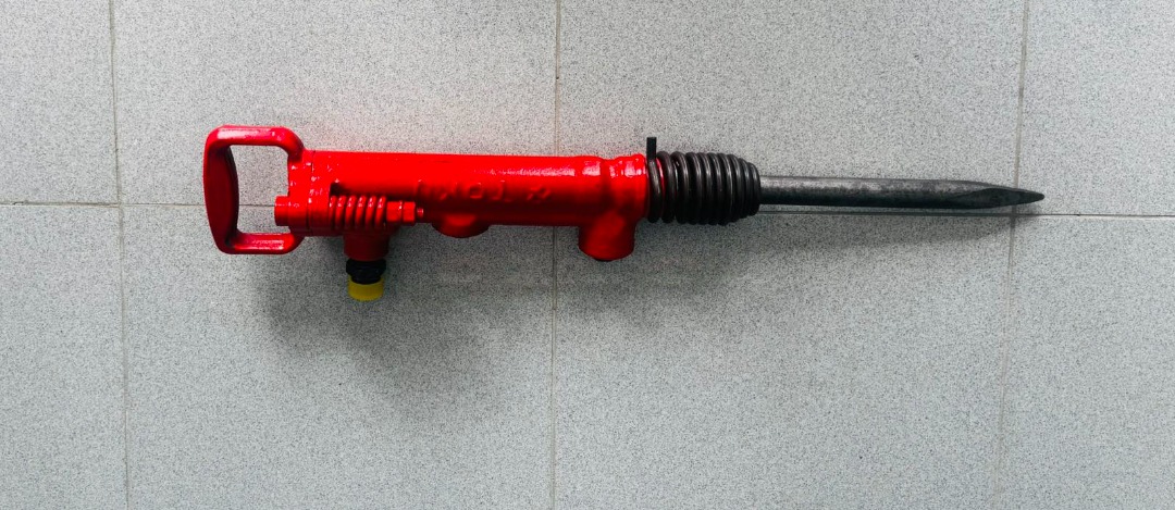 TCA-7 Chipping Hammer, Commercial & Industrial, Construction Tools & Equipment on Carousell