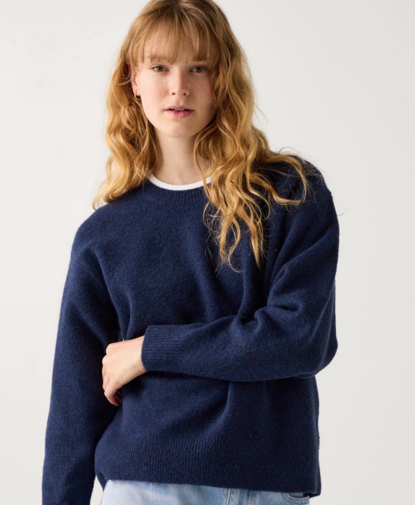 UNIQLO Souffle Yarn Crew Neck Unisex Sweater in Blue, Women's Fashion ...