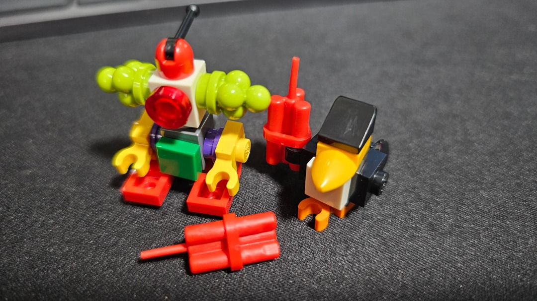 LEGO® DC Super Hero's ™ The Penguin Henchman & clown robot dynamite ...