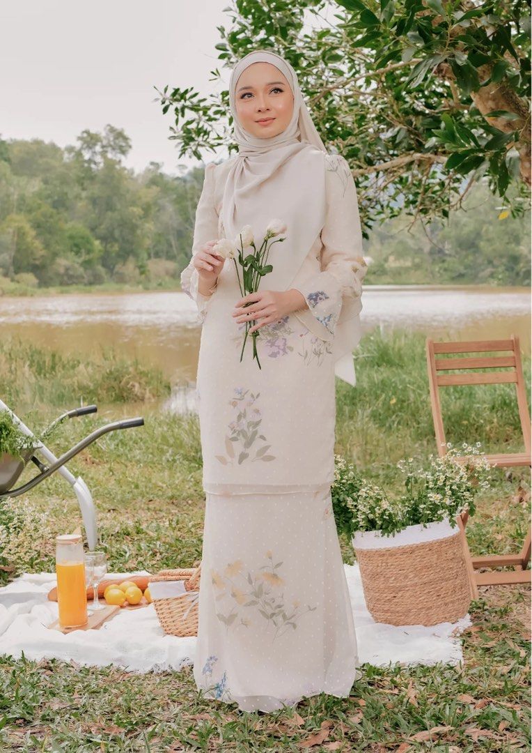 MINIMALACE ARA IVORY, Women's Fashion, Muslimah Fashion, Baju Kurung & sets on Carousell