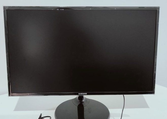 "Selling cheap @ 27" inch Samsung monitor, Computers & Tech, Desktops ...
