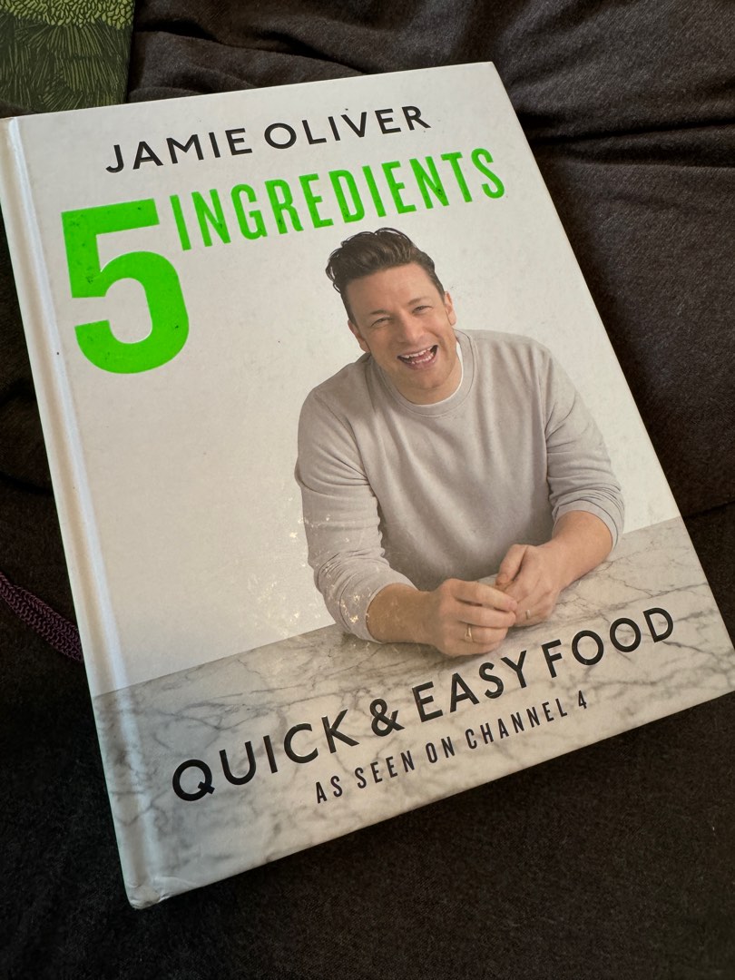 Jamie Oliver signed cookbook, 興趣及遊戲, 書本 & 文具, 教科書 - Carousell