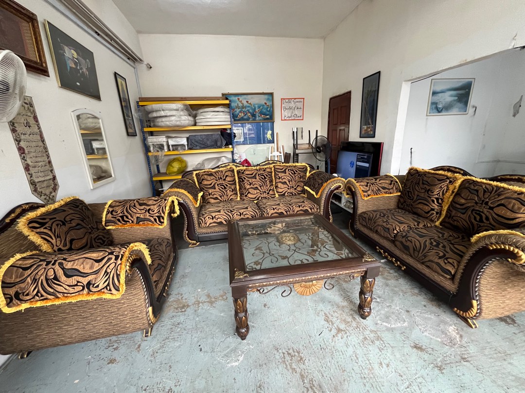 Sofa besar cantik tebal 321 + coffee table, Furniture & Home Living ...