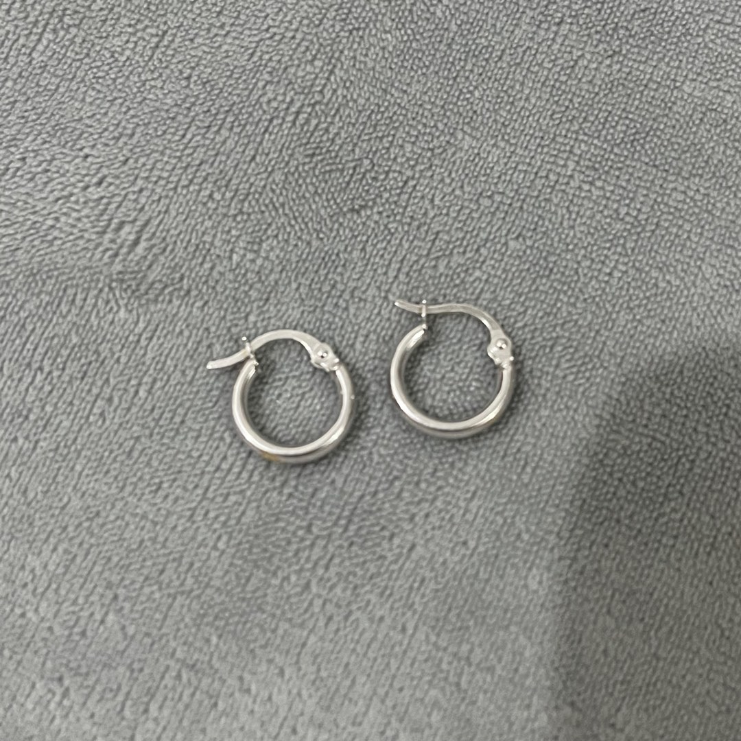 White gold earing 18k/ 1g., Women's Fashion, Jewelry & Organizers, Earrings on Carousell