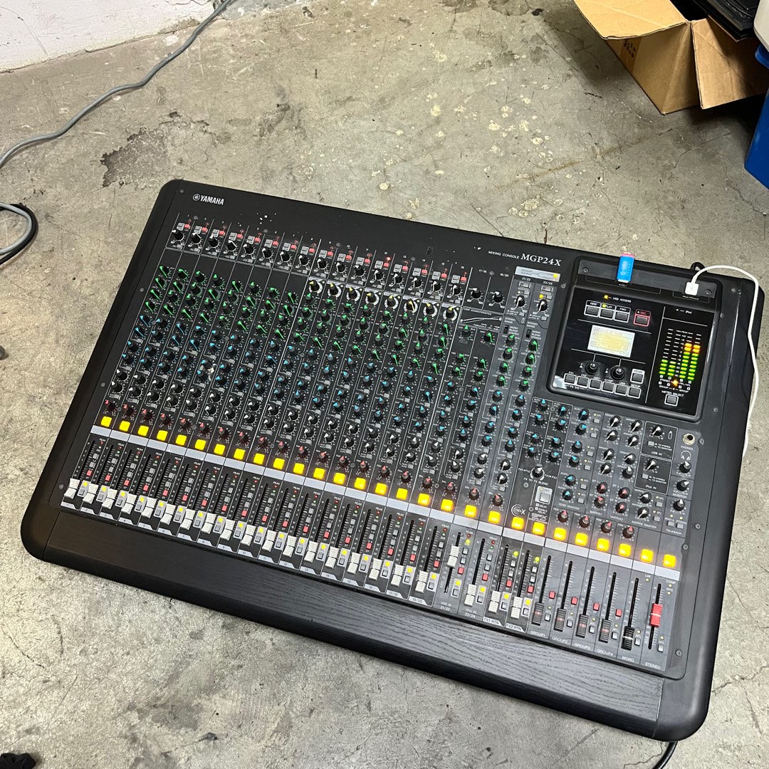 Yamaha MGP24X 24-Channel Analog Mixing Console with DSP Effects, Audio ...