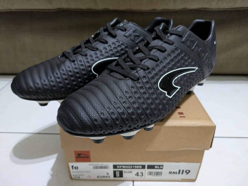 Kronos Flow 3 Football Boots, Men's Fashion, Footwear, Boots on Carousell