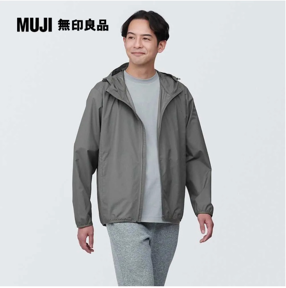 【二手】無印良品MUJI 男撥水加工可攜式連帽外套 深灰XL（略有污漬）, 他的時尚, 外套、夾克、大衣在旋轉拍賣