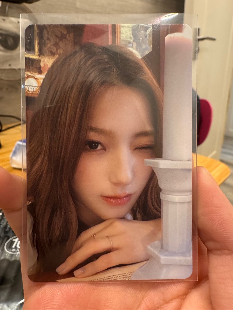 Fromis_9 107 Lee Sae Rom card, 興趣及遊戲, 收藏品及紀念品, 韓流 - Carousell