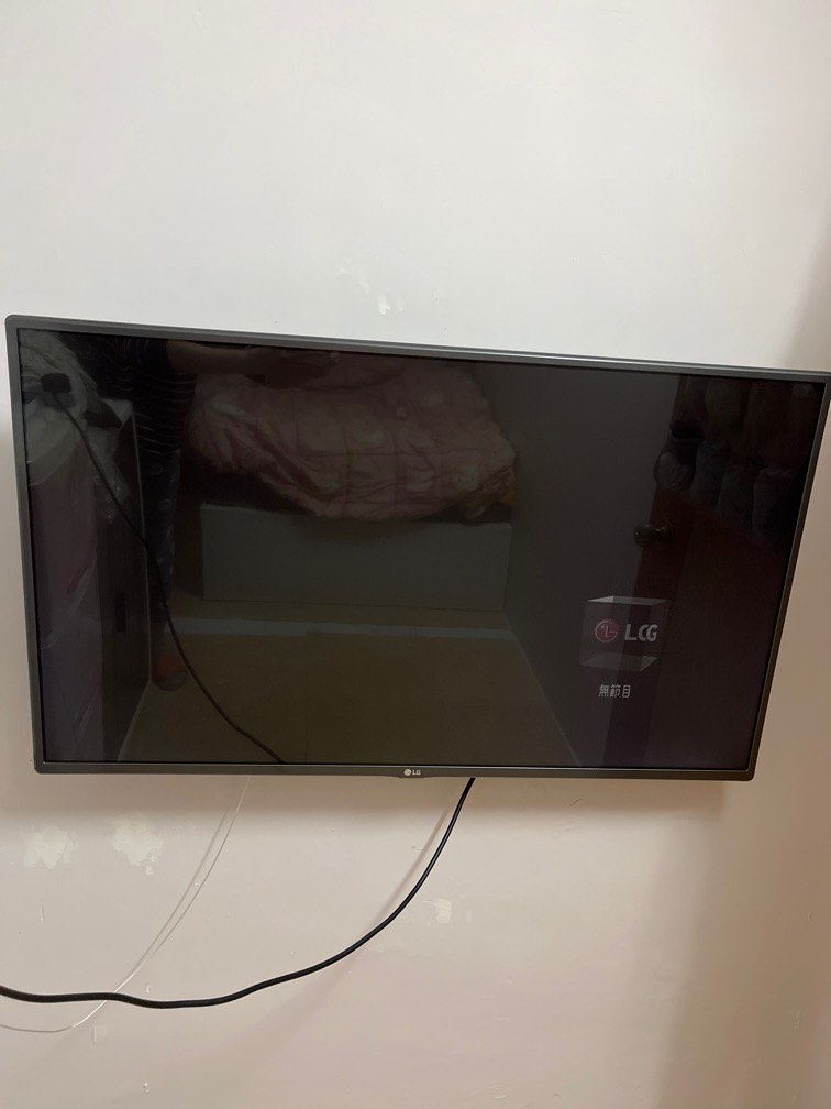 LG 42” TV, model: LG42LF5600-CC, Made in Korea, 操作正常，90% new, 請查看所有圖片，相片中電視，因冇插天線，所以影唔到畫面。只賣電視，不 ...