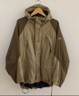 Nike ACG Outdoor Jacket, Fesyen Pria, Pakaian , Atasan di Carousell