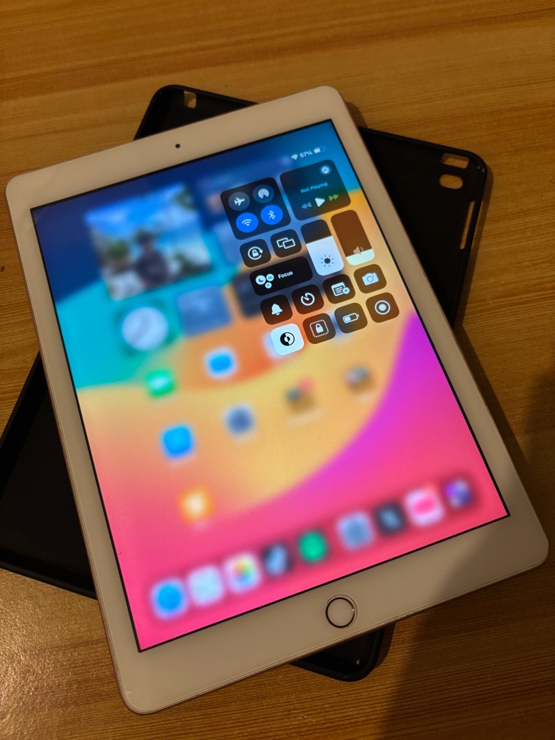 iPad 6th generation, Mobile Phones & Gadgets, Tablets, iPad on Carousell