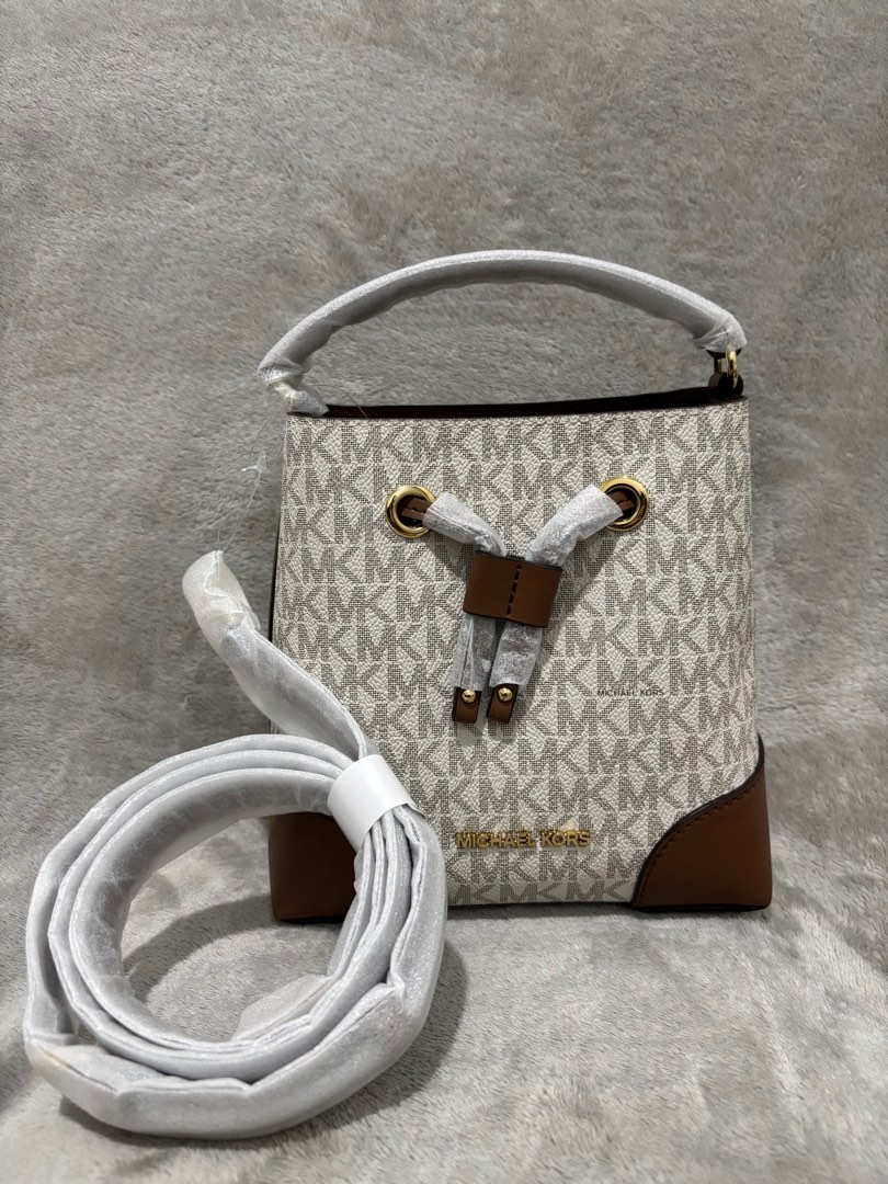 Michael Kors Mercer Bucket Bag, Luxury, Bags & Wallets on Carousell