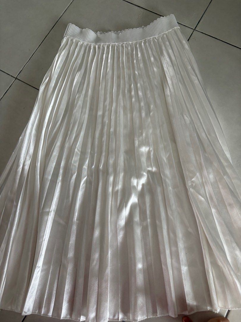 Pleated white Skrit satin, Women's Fashion, Bottoms, Skirts on Carousell