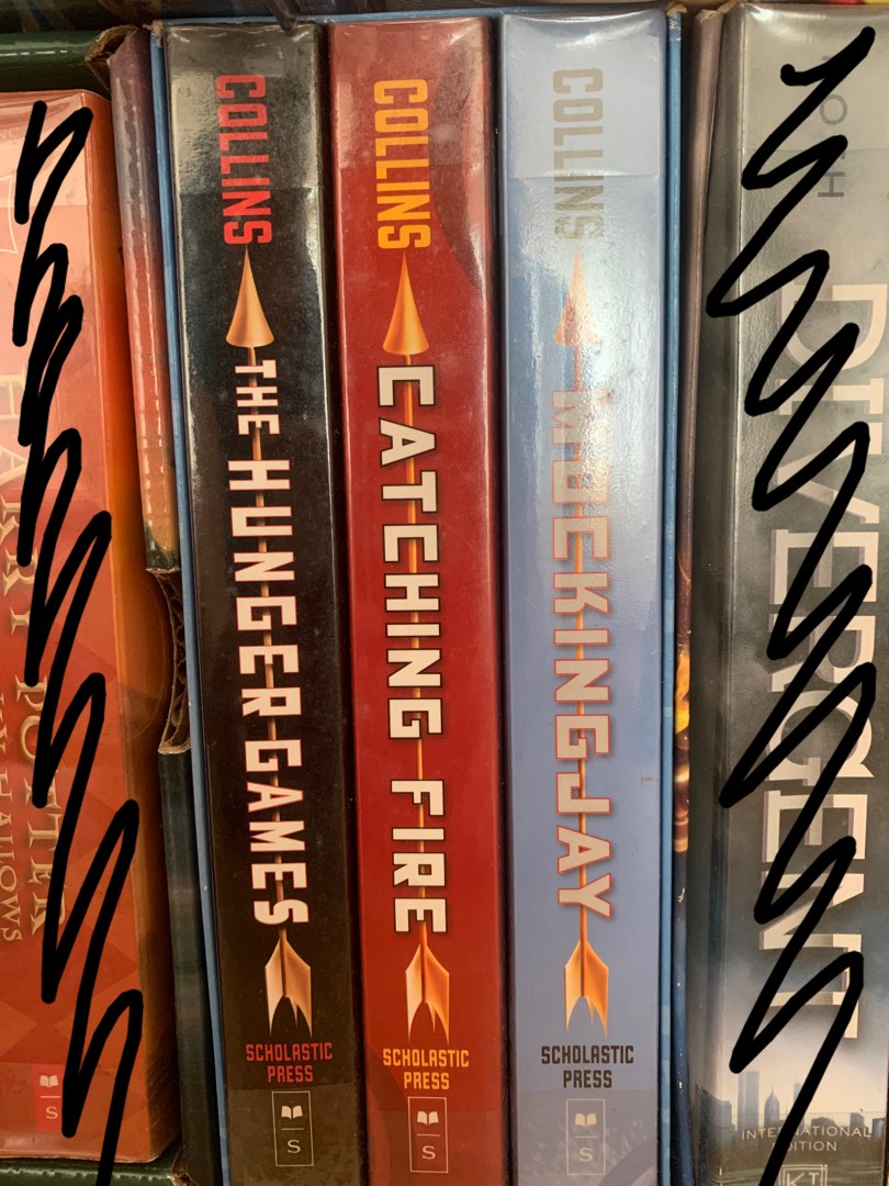 Book: Hunger Games Trilogy by Suzanne Collins (The Hunger Games ...