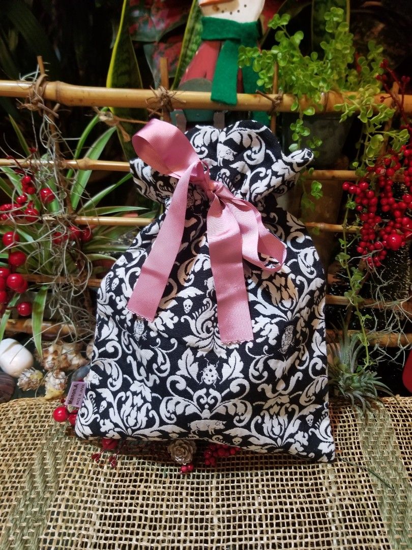 Japan Quality Manon A Black & White Thick Drawstring pouch, Women's ...
