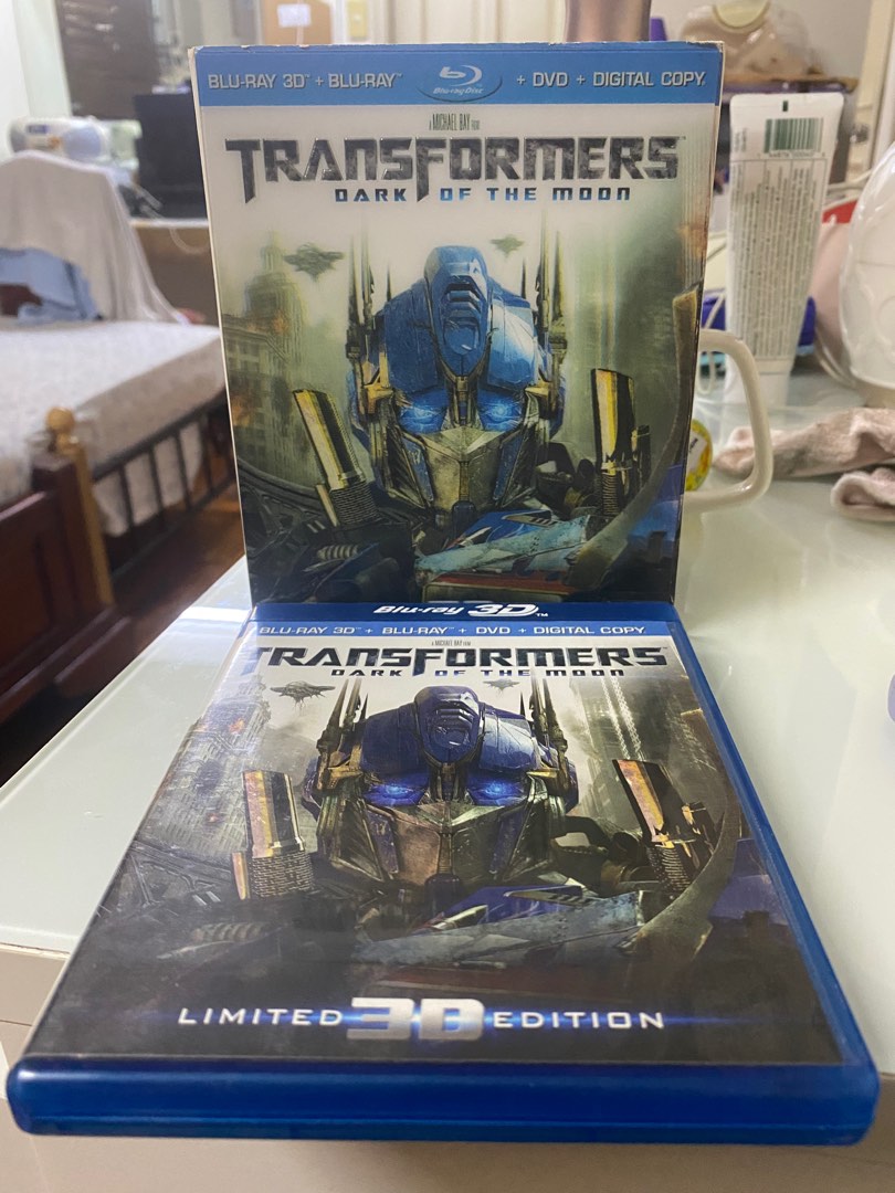Transformers - Dark of the Moon - 4-Disc 3D / 2D Blu-ray / DVD w/ 3D Lenticular Slipcover ...