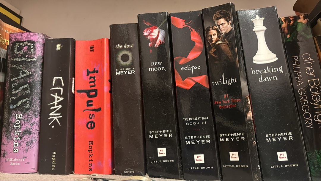 二手英文小說 Second hand novels, 興趣及遊戲, 書本 & 文具, 小說及非小說 - Carousell
