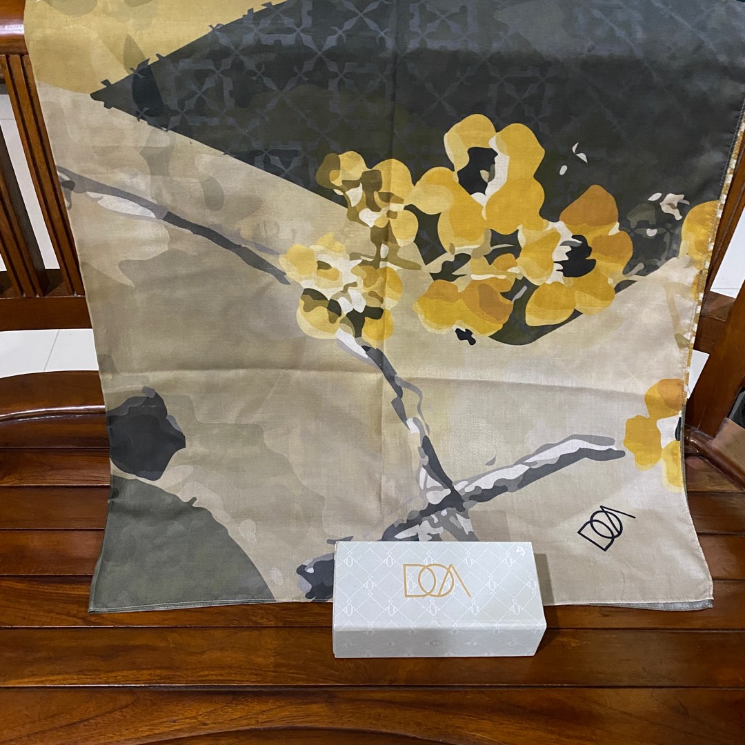 Scarf DOA Indonesia x Dewi Sandra Yellow Black Floral PL preloved ...