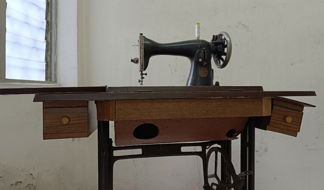 Urgent Sell!! Singer Sewing Machine, End before 12/1/2025, Everything ...