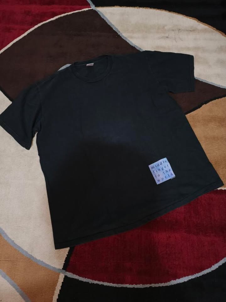 Supreme middle finger sz XL (64x76cm), Fesyen Pria, Pakaian , Atasan di ...