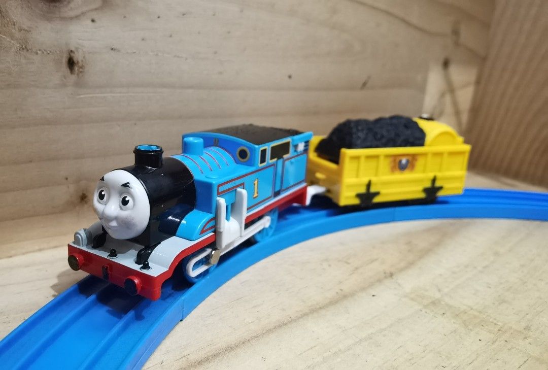 Takara Tomy Electric Motorised Train Thomas and Friends - Thomas smoke ...