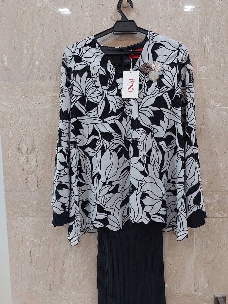 Innai Red Mia Baju Kurung Kedah in Black and White, Women's Fashion ...